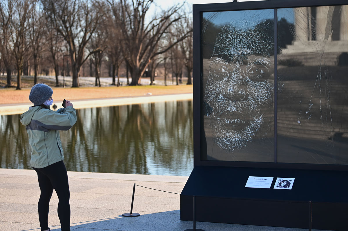 This glass portrait of Kamala Harris embodies how she shattered the ...