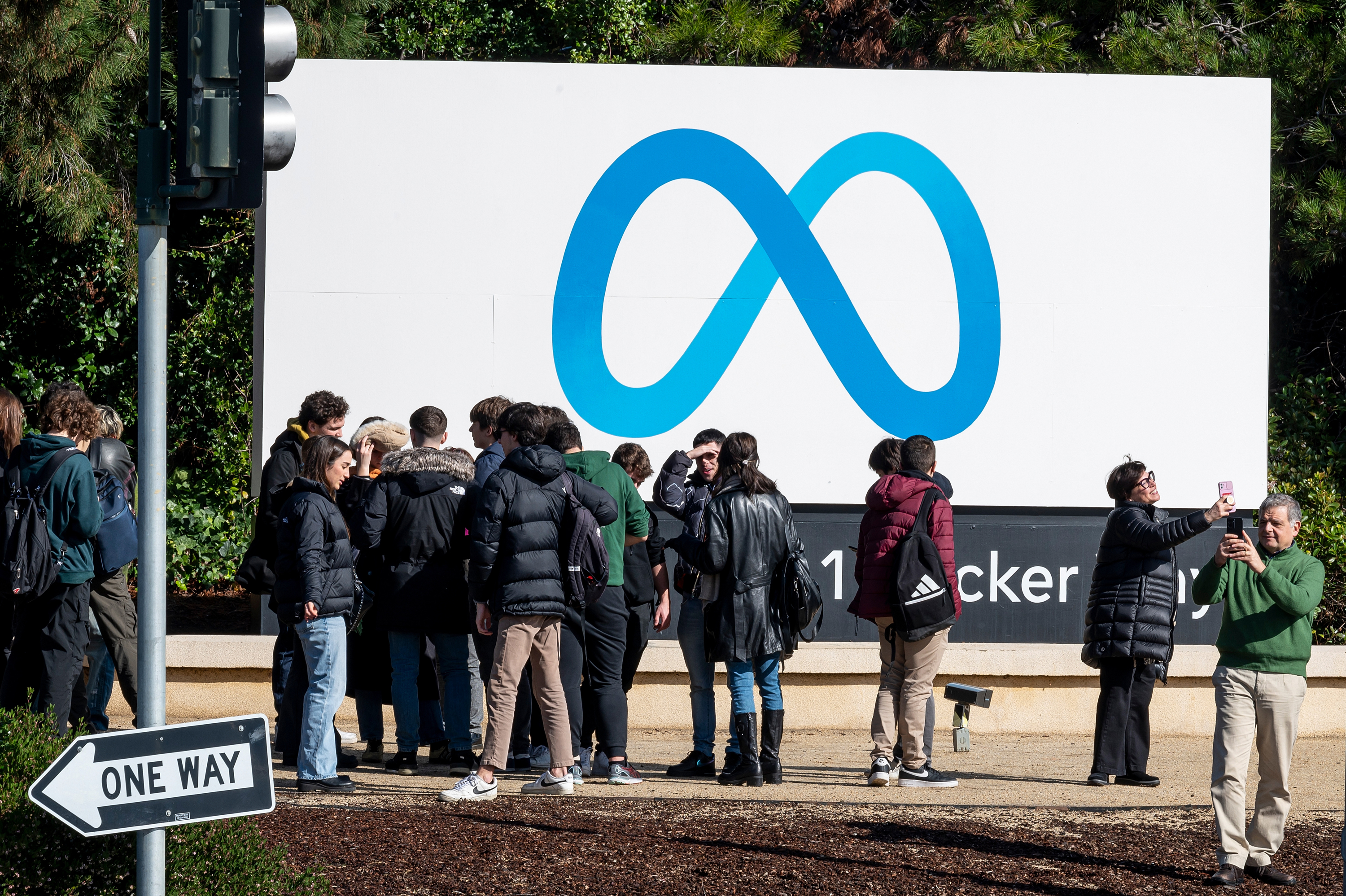 Meta sales surpass estimates on advertising growth; shares jump | Ad Age