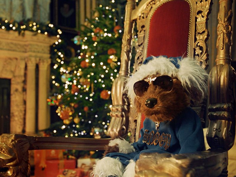 A doggie puppet version of Snoop Dogg raps about solid gold burgers in ...