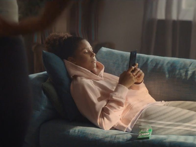 A girl wins her distracted sister's attention with the help of Extra ...